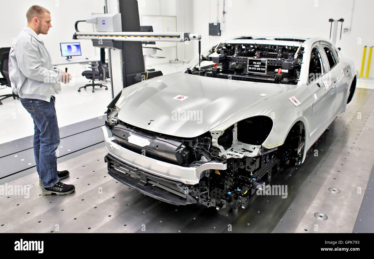 Ein Ingenieur der Porsche AG, inspiziert Panamera im Porsche-Werk ...