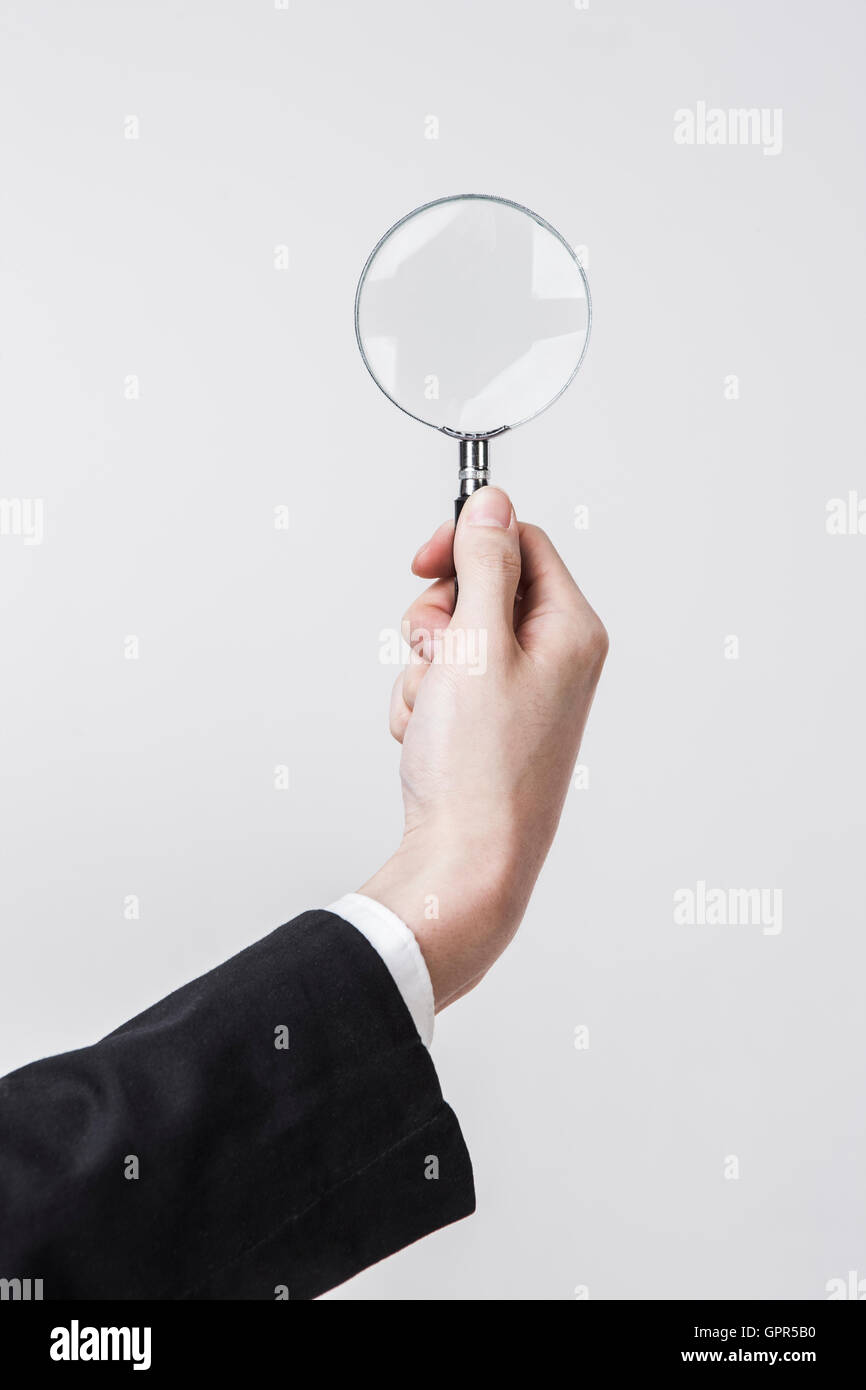 Lupe halten -Fotos und -Bildmaterial in hoher Auflösung – Alamy