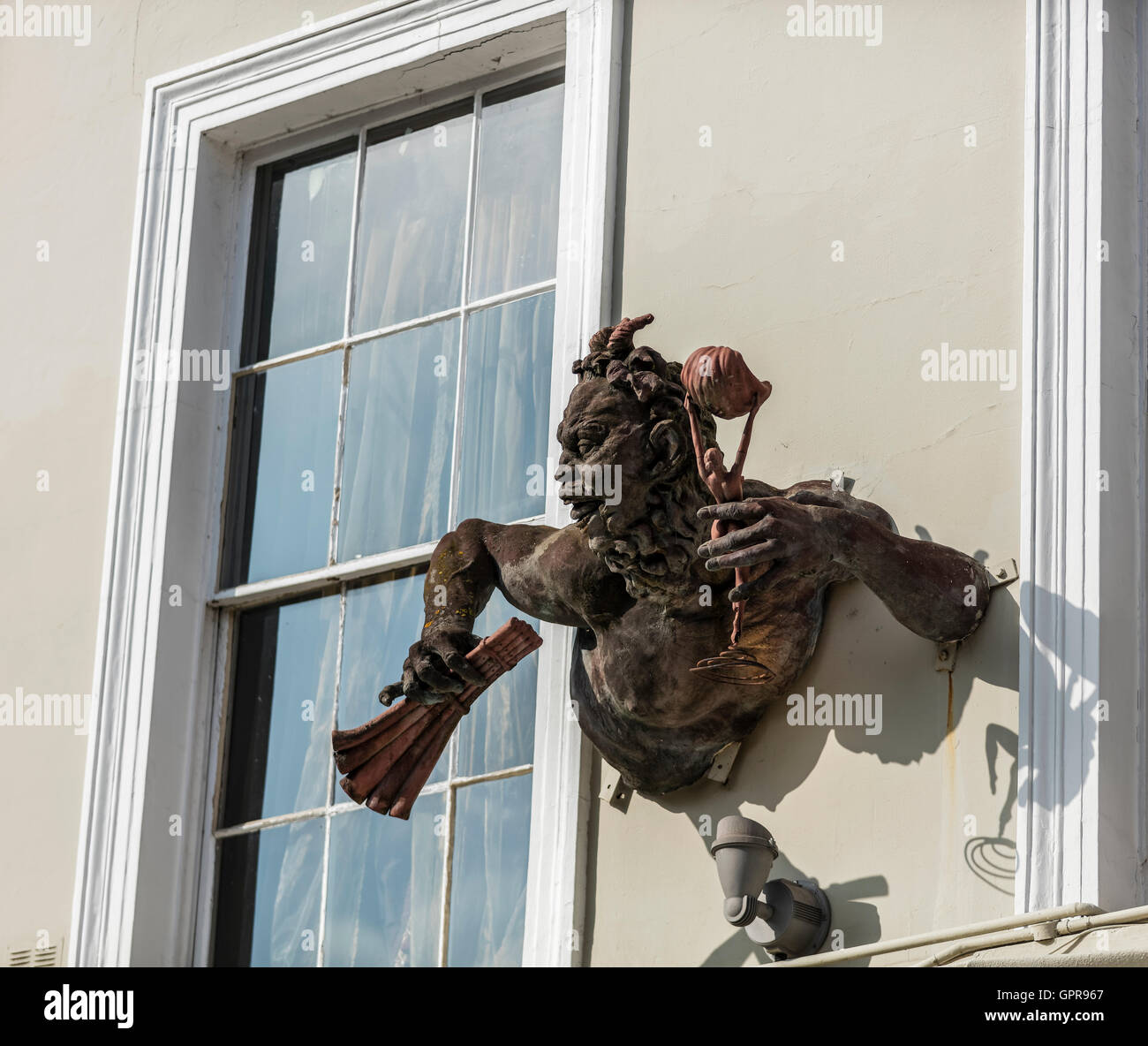 Metall-Statue an der Wand in Notting Hill im Westen Londons ...