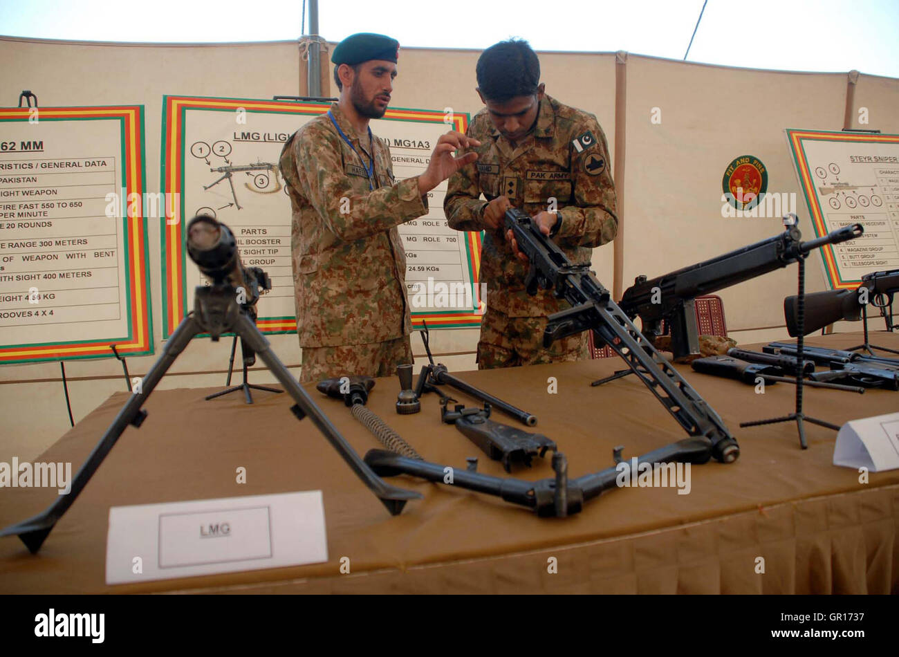 Waffen und Munition Ausstellung wird durch die pakistanische Armee in ...