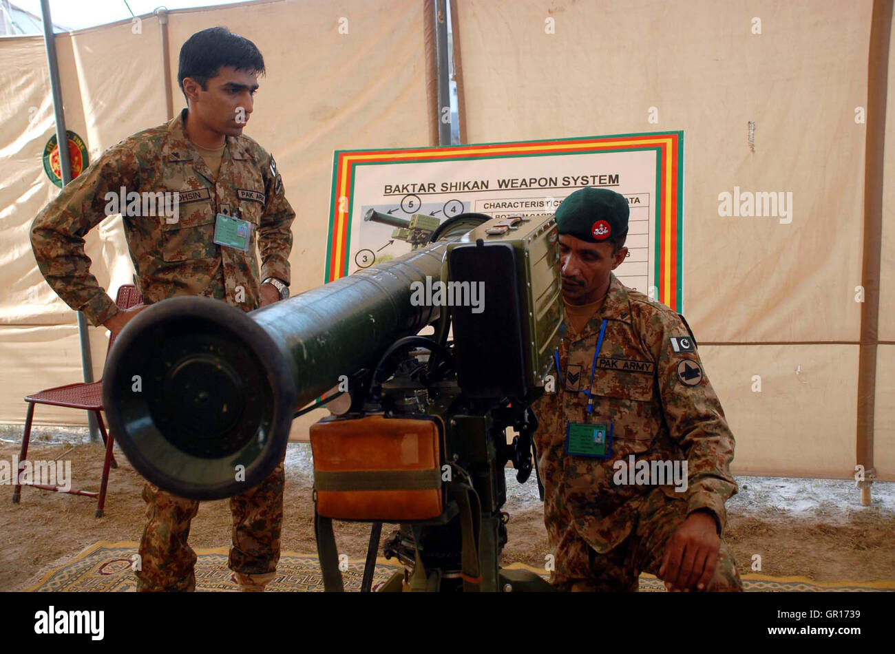 Waffen und Munition Ausstellung wird durch die pakistanische Armee in ...