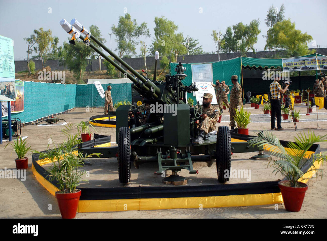 Waffen und Munition Ausstellung wird durch die pakistanische Armee in ...