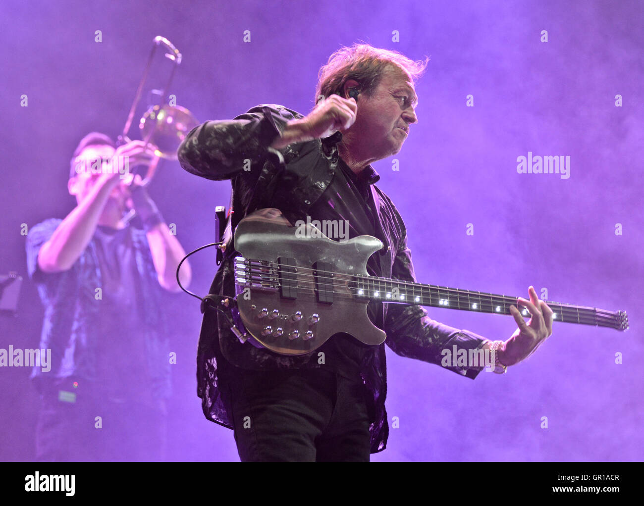 Jazz funk band level 42 -Fotos und -Bildmaterial in hoher Auflösung – Alamy