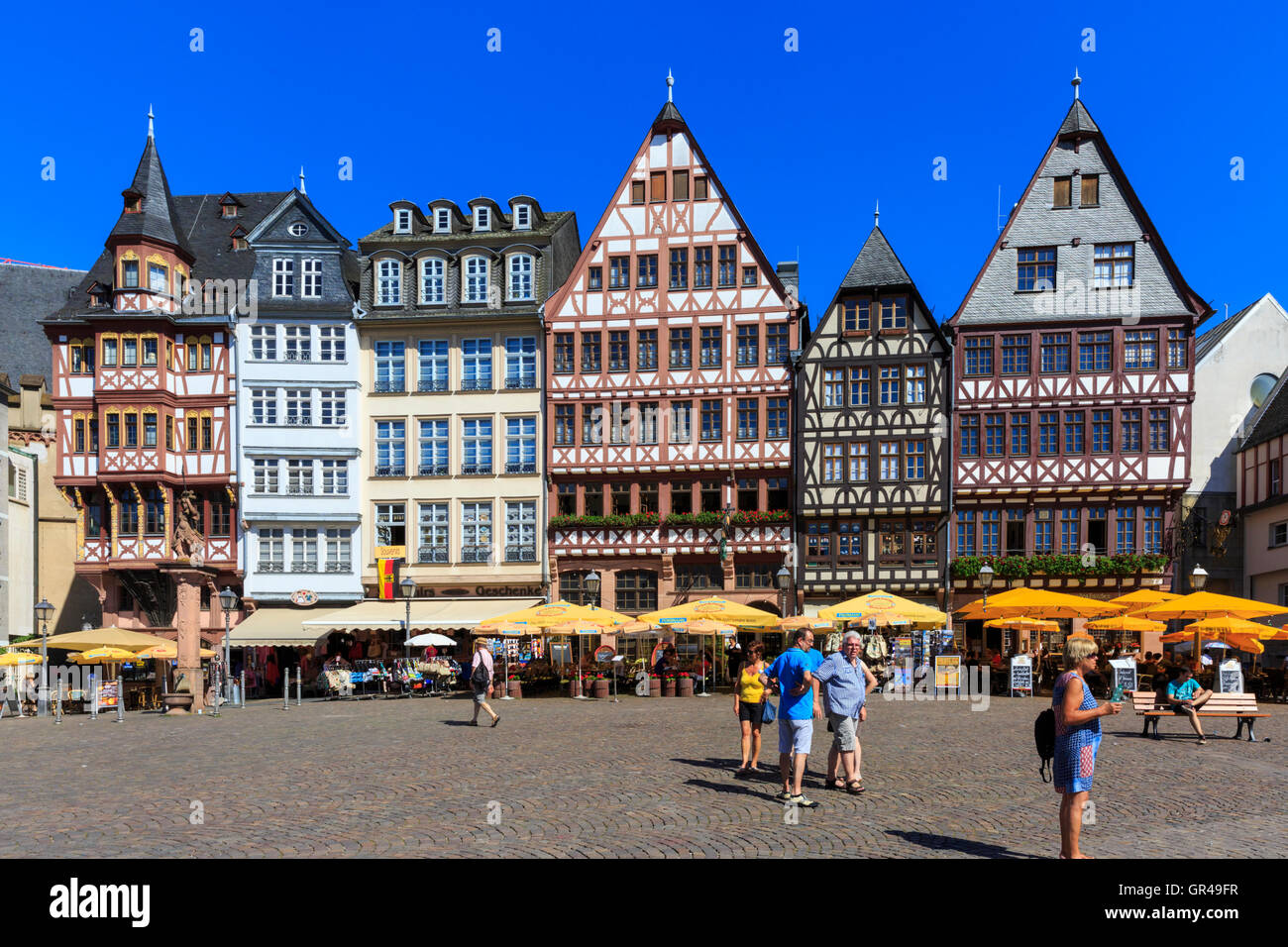 Restaurierten mittelalterliche Häusern auf dem Kopfsteinpflaster ...