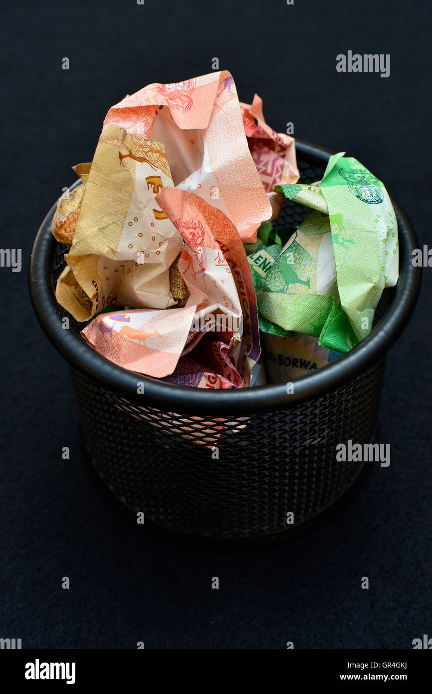 Geld werfen -Fotos und -Bildmaterial in hoher Auflösung – Alamy