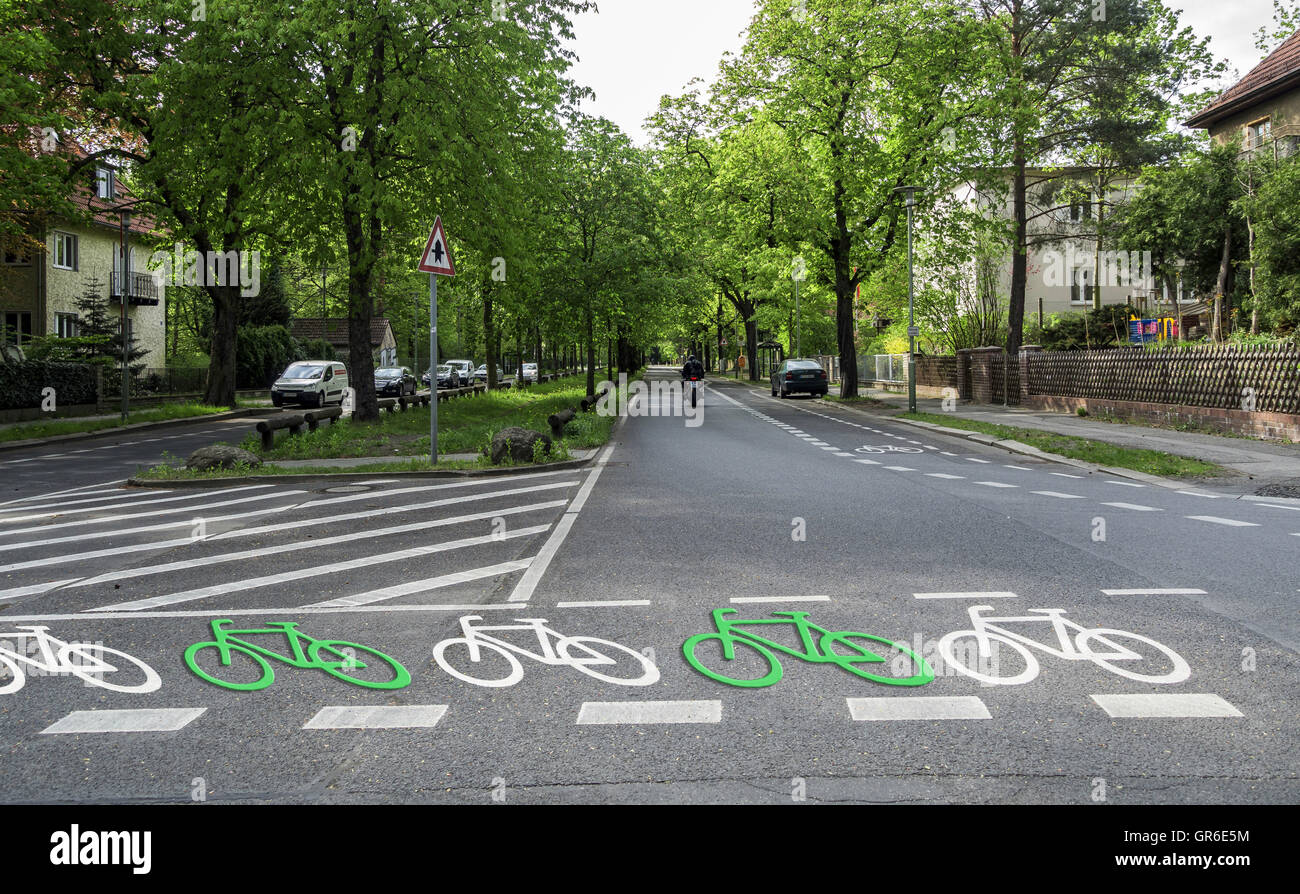 Fahrradweg berlin -Fotos und -Bildmaterial in hoher Auflösung – Alamy
