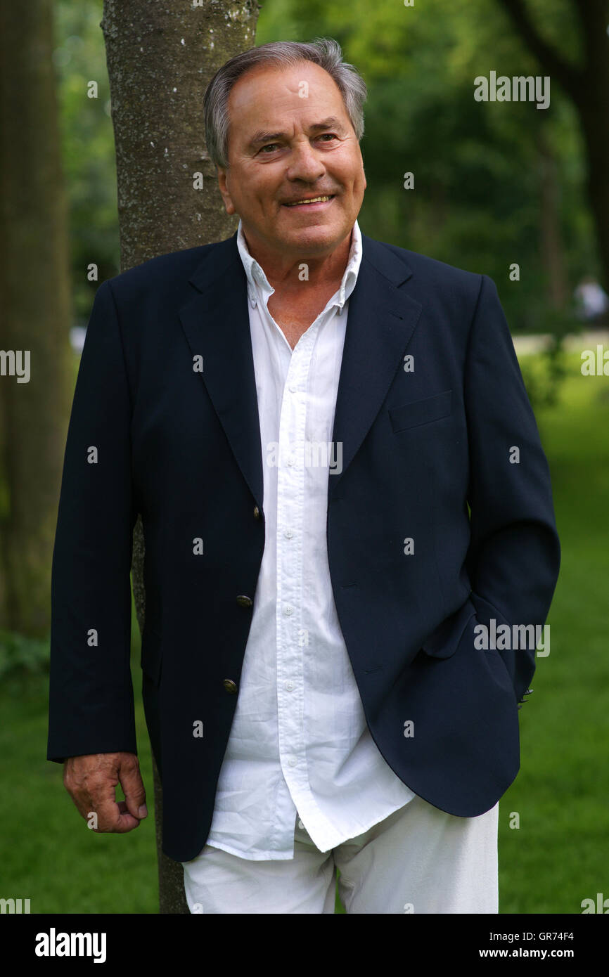 Modischer alter mann -Fotos und -Bildmaterial in hoher Auflösung – Alamy