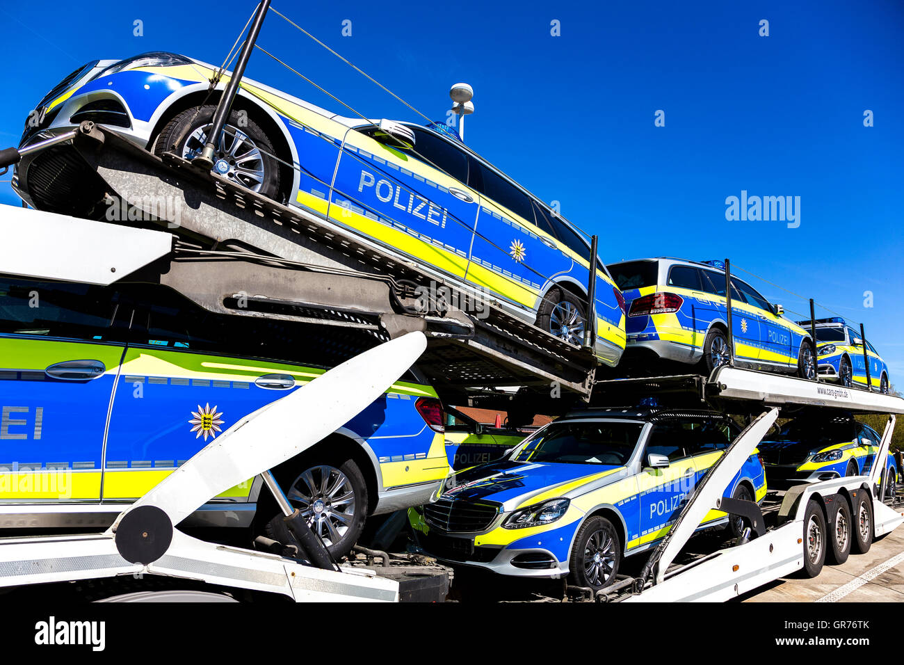 Polizeifahrzeuge fahrzeuge lieferwagen -Fotos und -Bildmaterial in ...