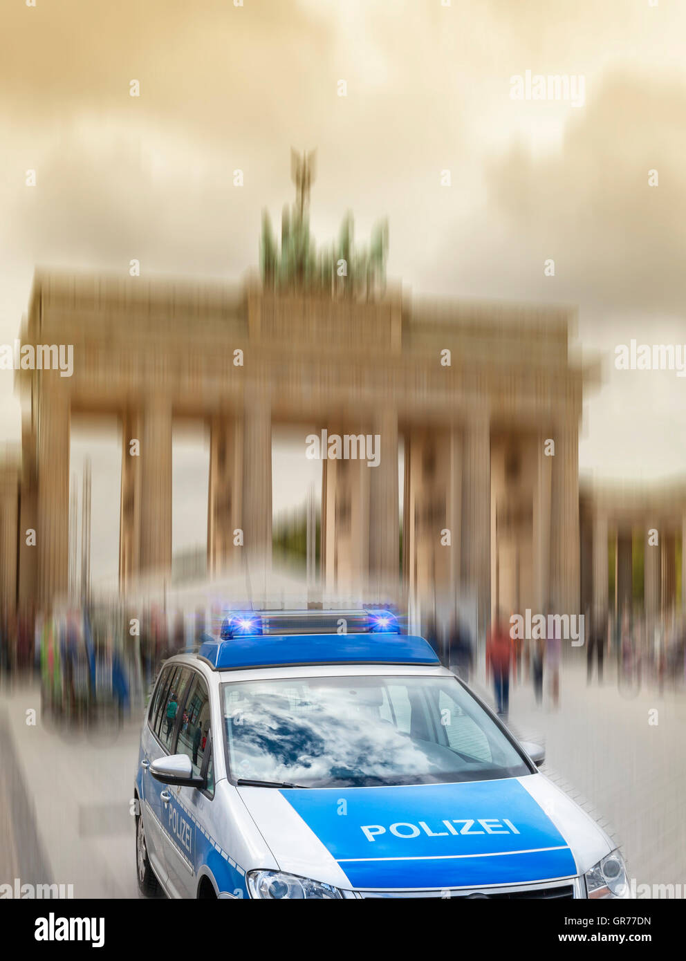 Police car in berlin -Fotos und -Bildmaterial in hoher Auflösung – Alamy
