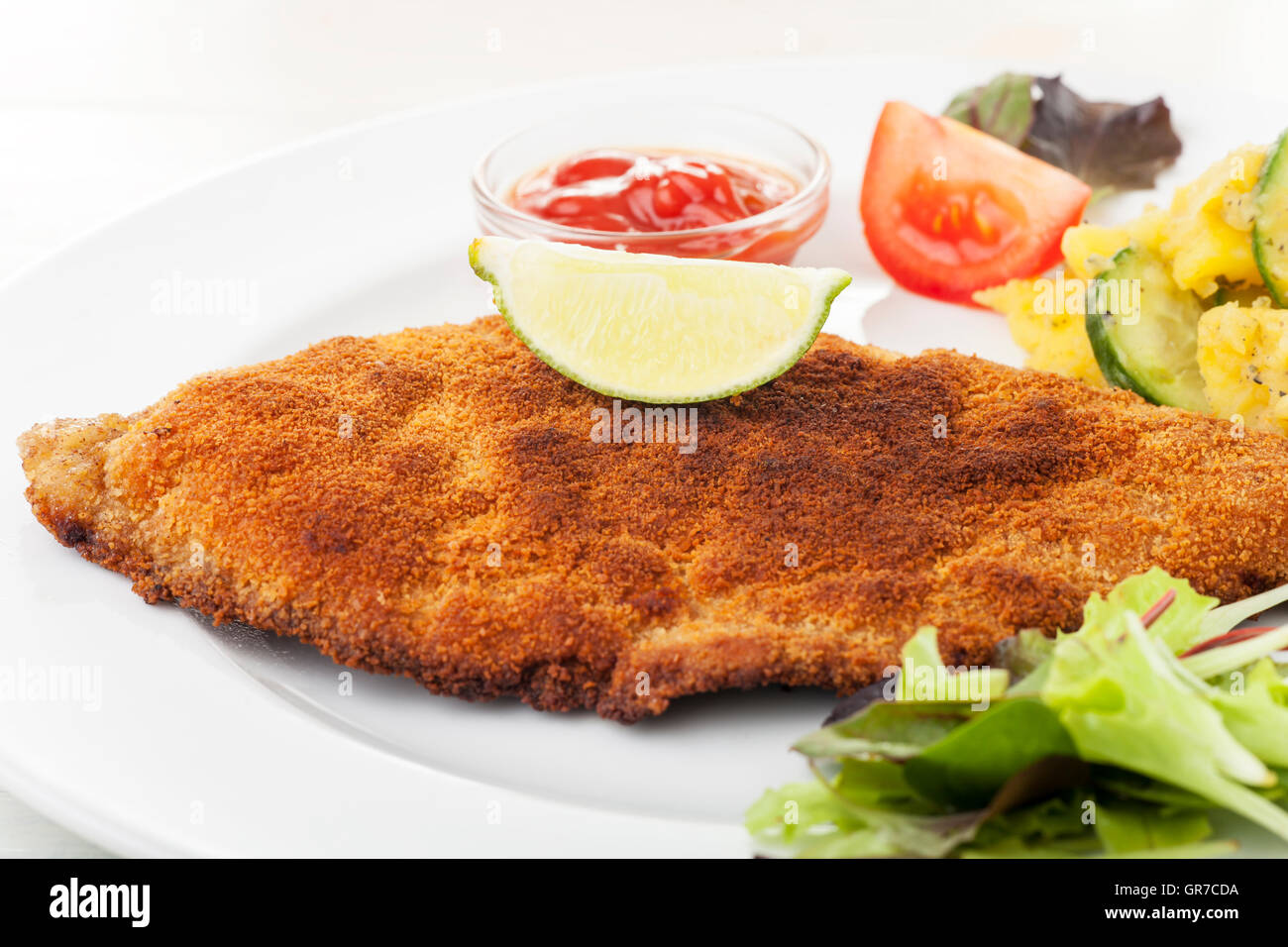 Wiener schnitzel mit kartoffelsalat -Fotos und -Bildmaterial in hoher ...