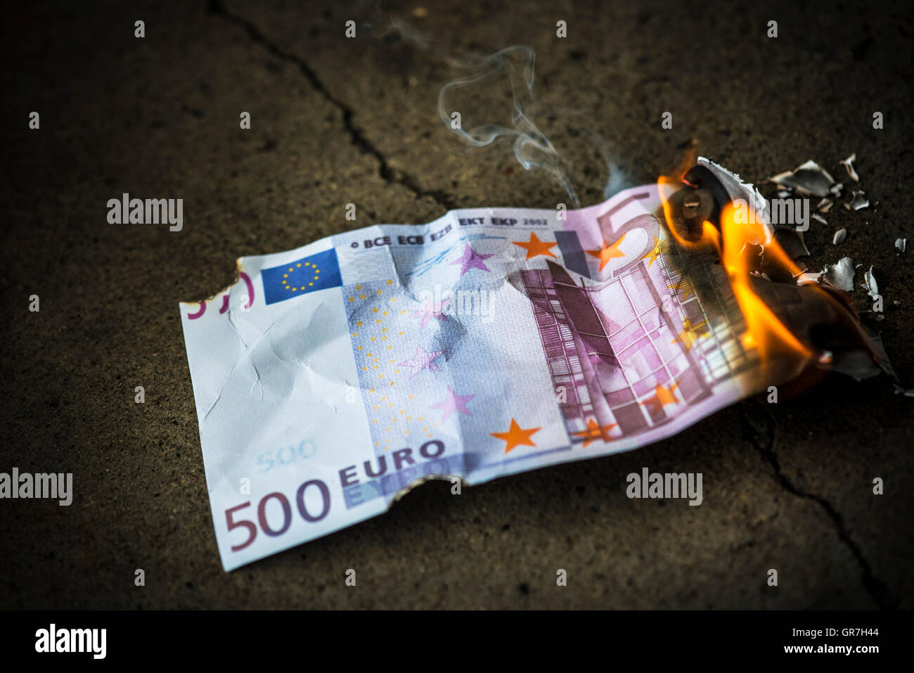 Euro geld feuern -Fotos und -Bildmaterial in hoher Auflösung – Alamy