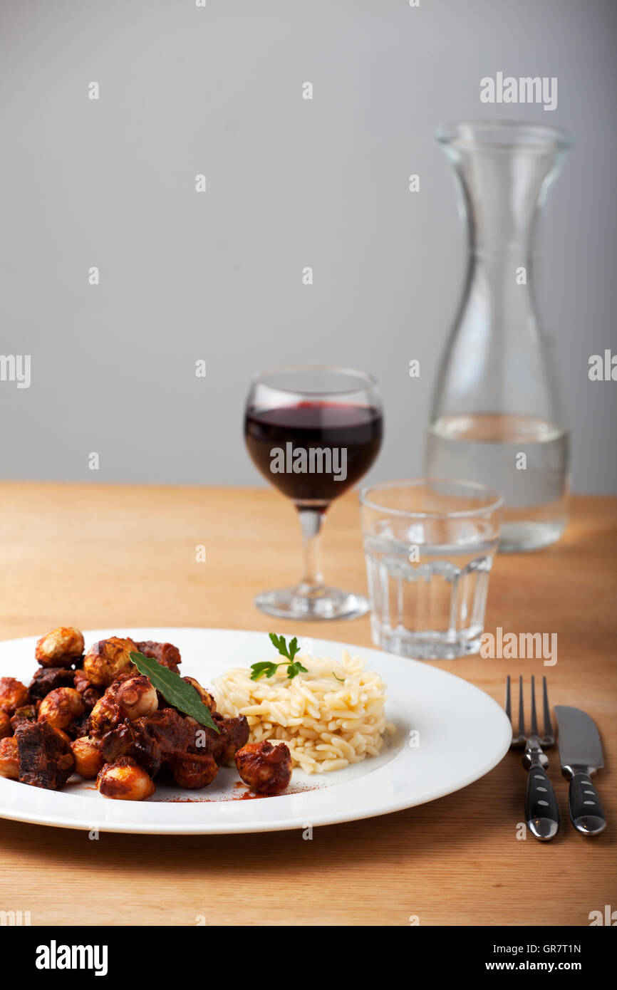 Stifado rindfleisch -Fotos und -Bildmaterial in hoher Auflösung – Alamy