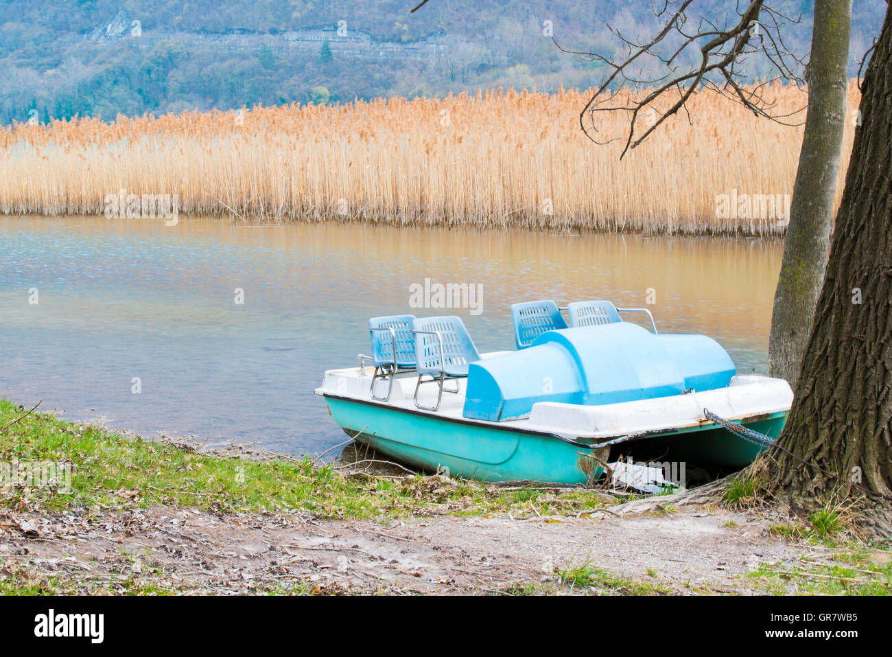 Old pedal boats -Fotos und -Bildmaterial in hoher Auflösung – Alamy