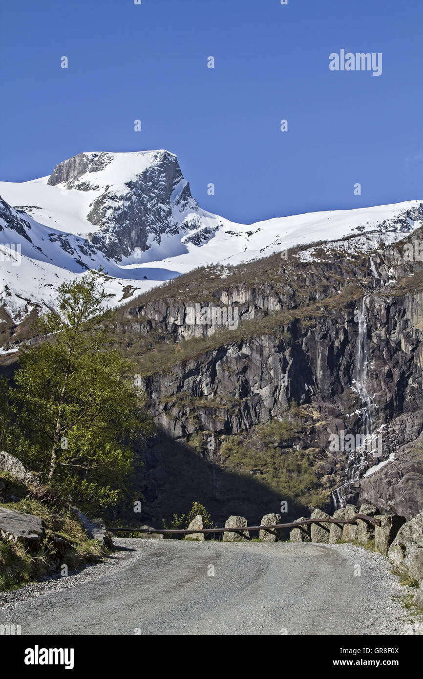 Durch die idyllische Oldedalen erhalten Sie Brikdalsbreen einem ...