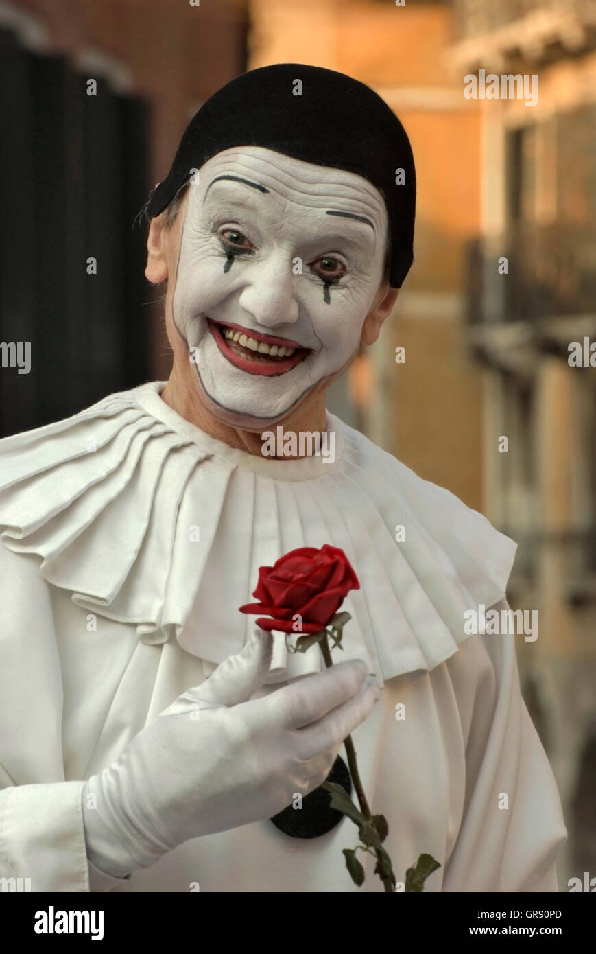 Pierrot mit roten Rose am Karneval in Venedig Stockfoto, Bild ...