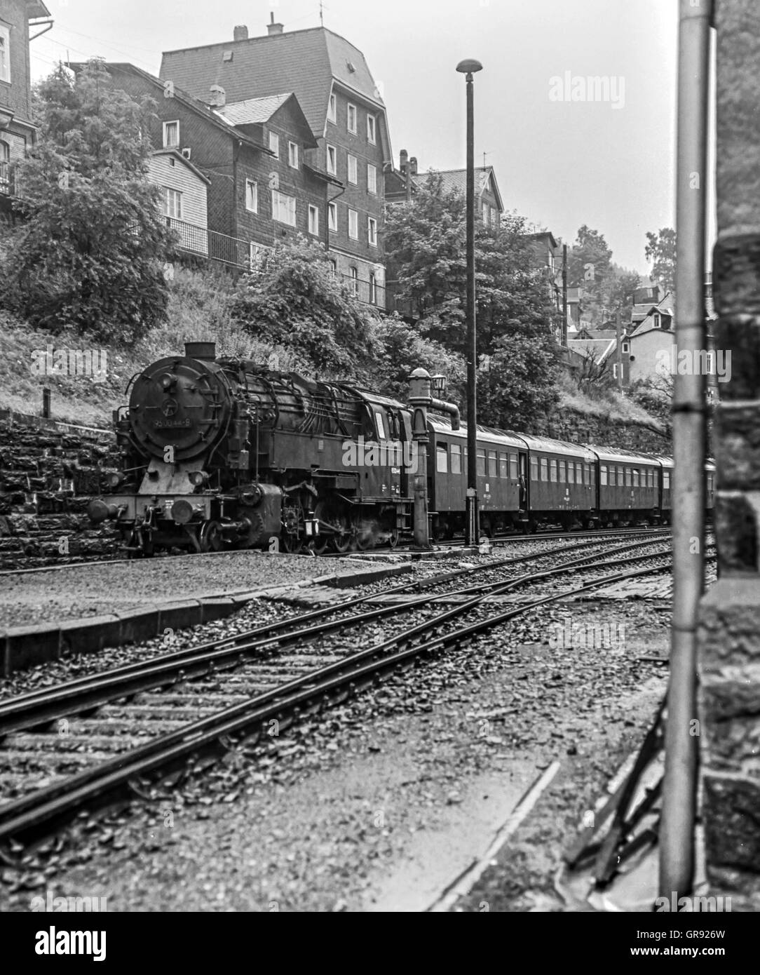 Dampf Lok 95 0044 mit Personenzug im Bahnhof Lauscha im Juli 1979 ...