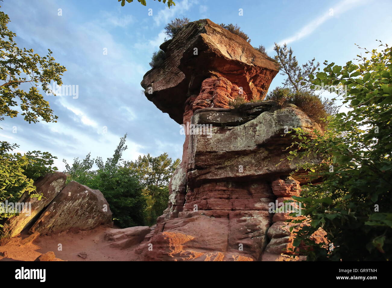 Teufelstisch hinterweidenthal -Fotos und -Bildmaterial in hoher ...