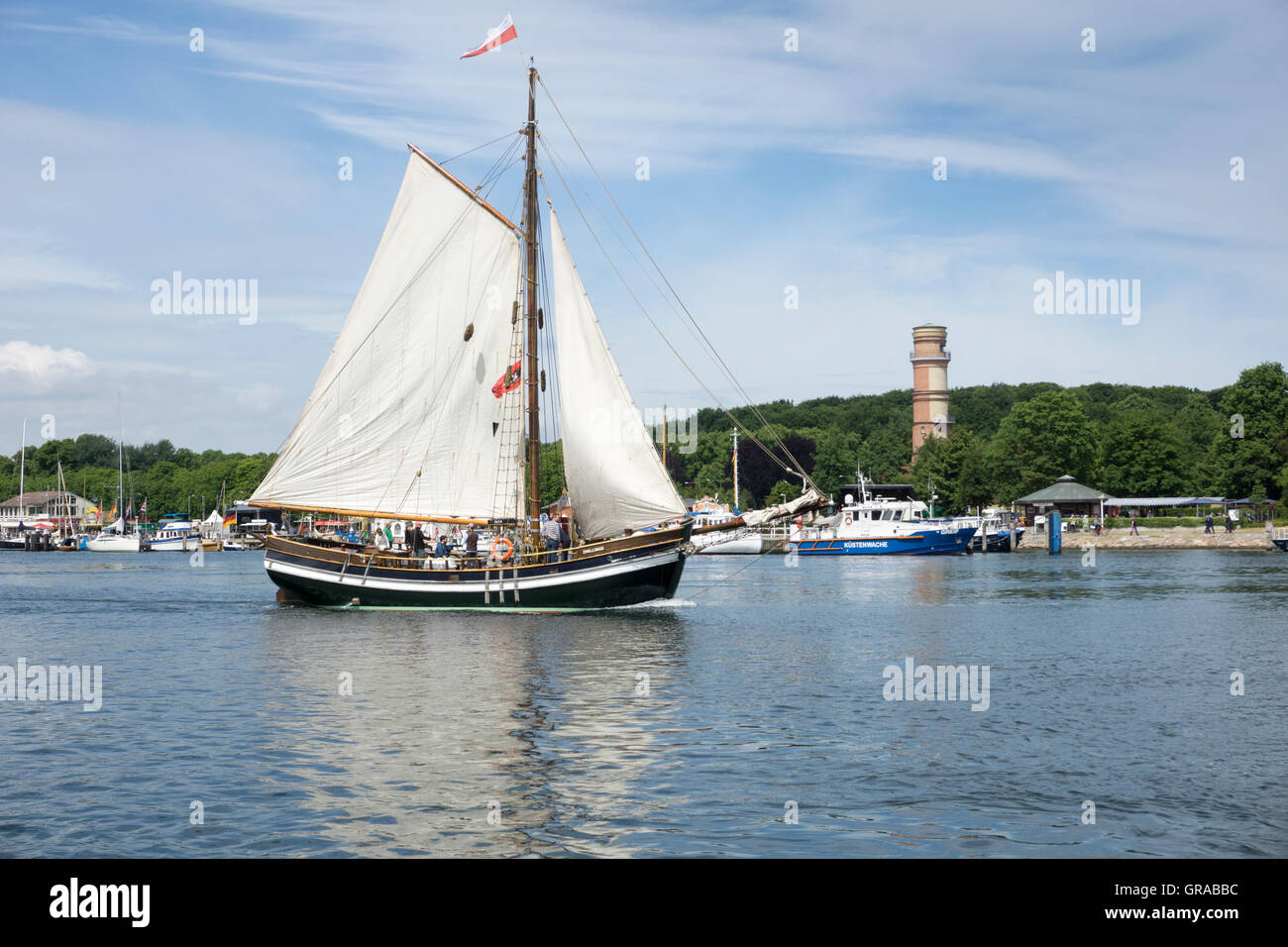 Segelboot auf dem fluss trave -Fotos und -Bildmaterial in hoher ...