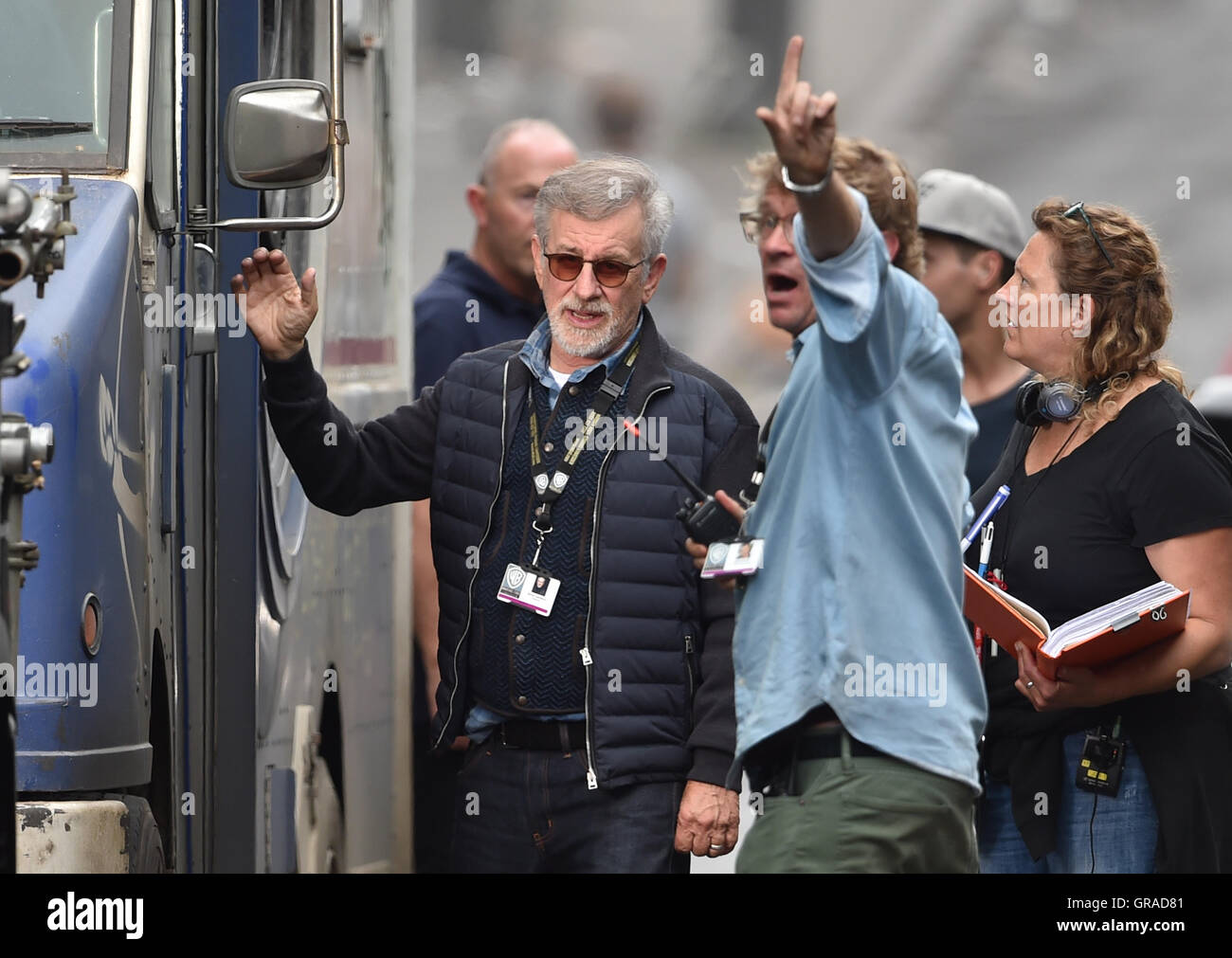 Steven Spielberg (links) und ausführender Produzent Adam Somner (Mitte ...