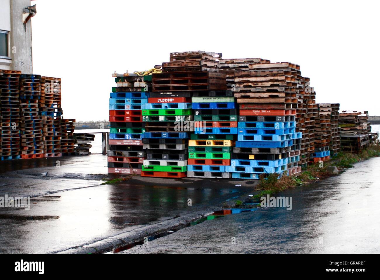 Stacks Of Wooden Crates Stockfotos und -bilder Kaufen - Alamy