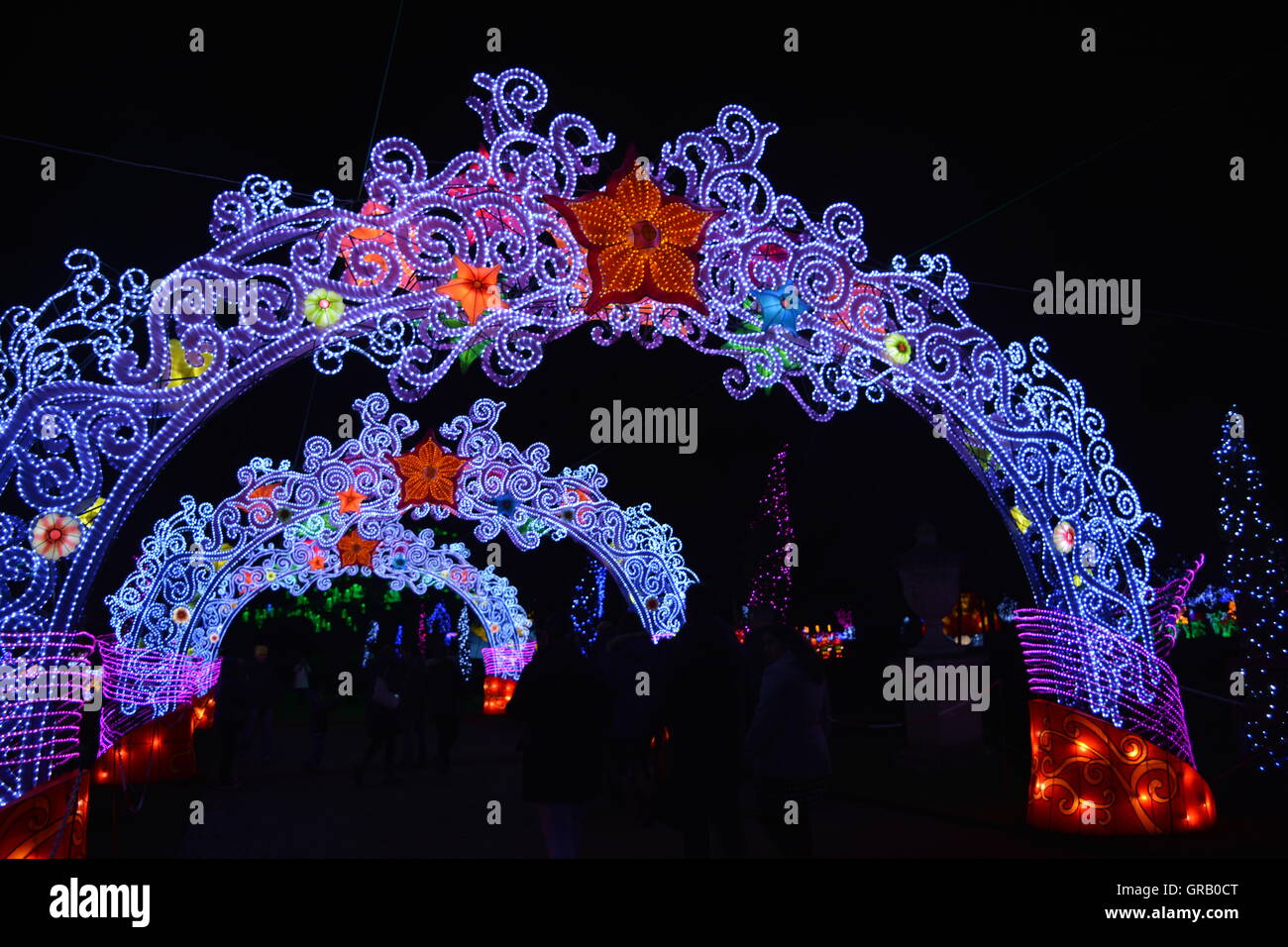 Silhouette Menschen unter beleuchteten Torbogen beim Lichterfest ...