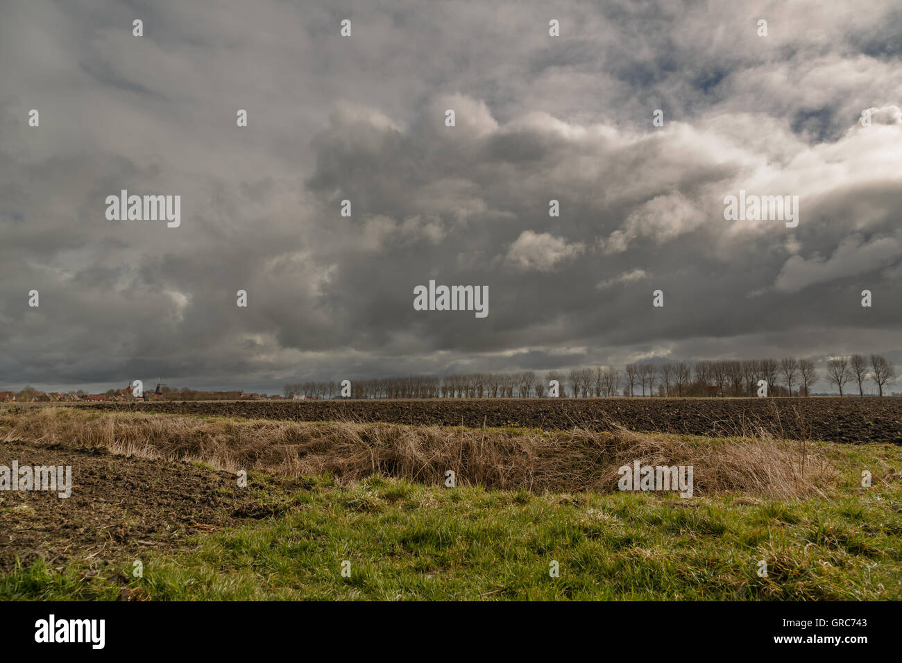 Regen und wolken -Fotos und -Bildmaterial in hoher Auflösung – Alamy
