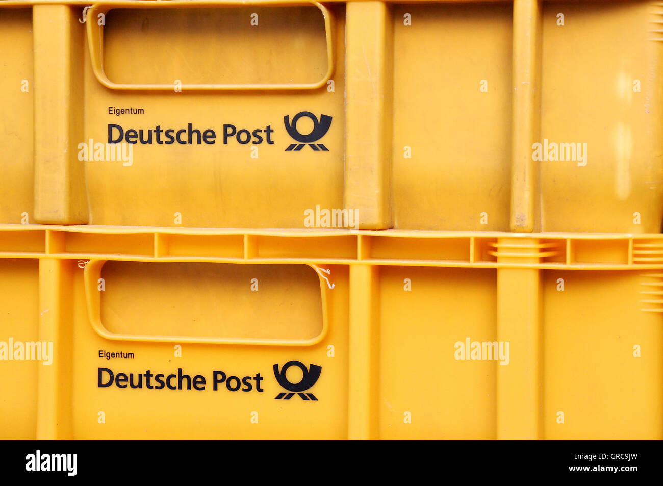 Die Deutsche Post Stapel Boxen Stockfotografie - Alamy