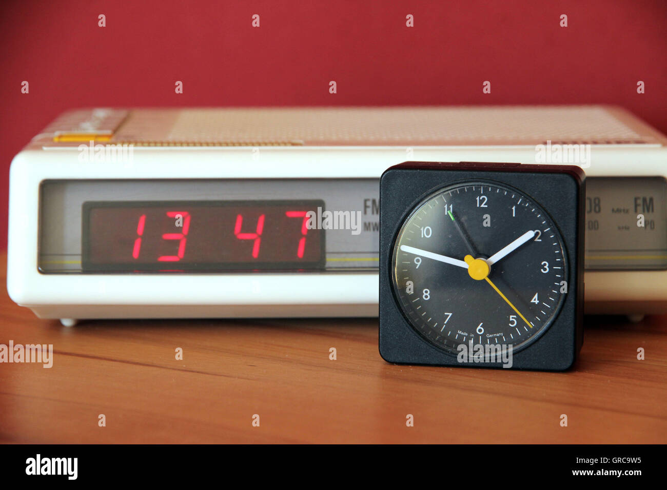 Analoge digitale uhr -Fotos und -Bildmaterial in hoher Auflösung – Alamy