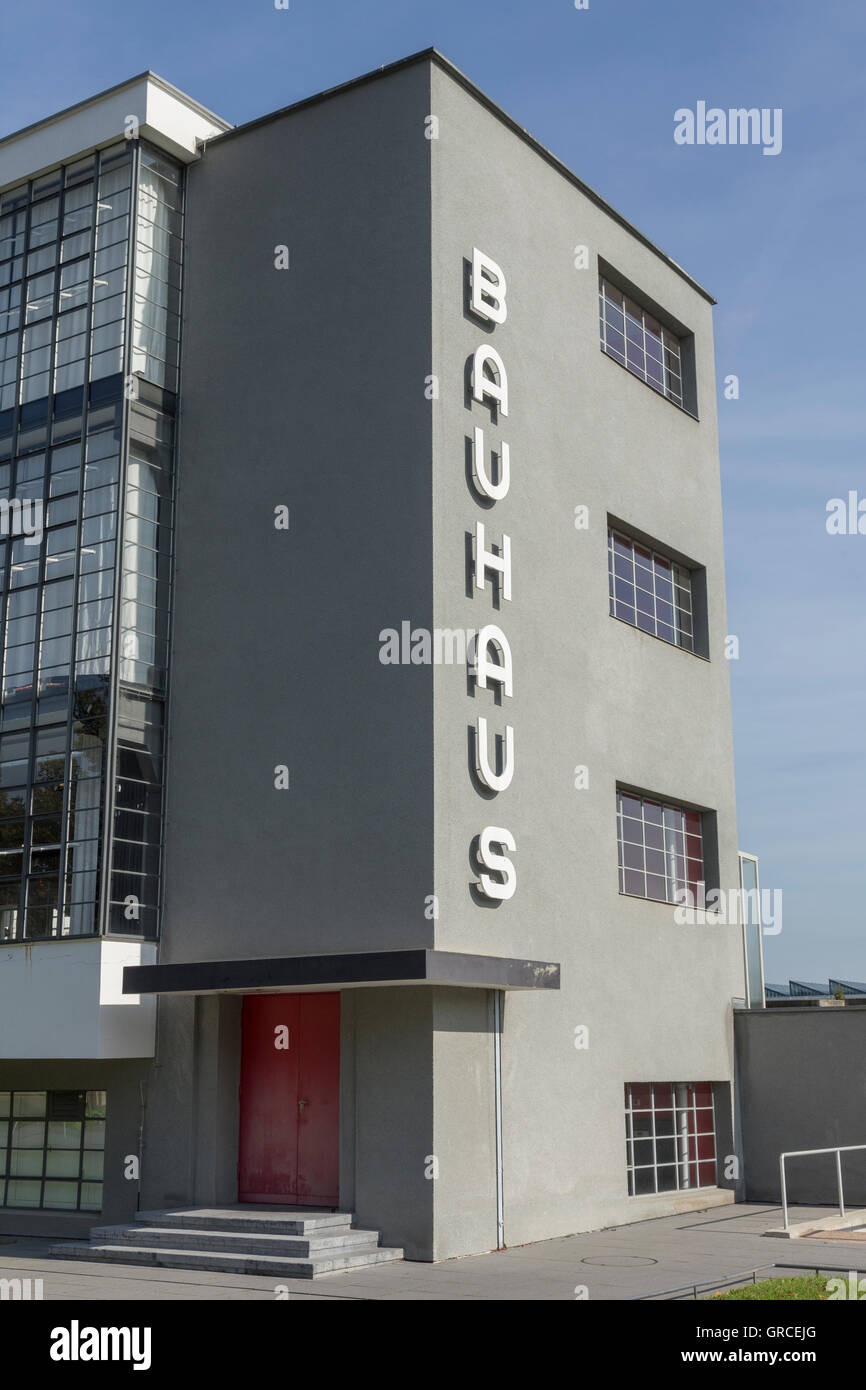 Bauhaus-Logo auf der Bauhaus-Gebäude Stockfotografie - Alamy