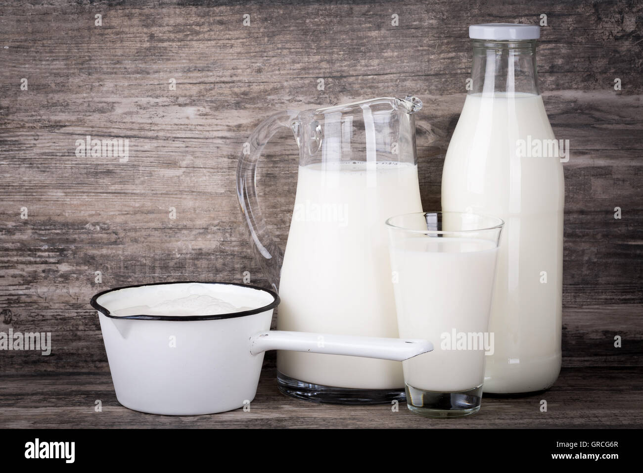 Milchflasche auf holz -Fotos und -Bildmaterial in hoher Auflösung – Alamy