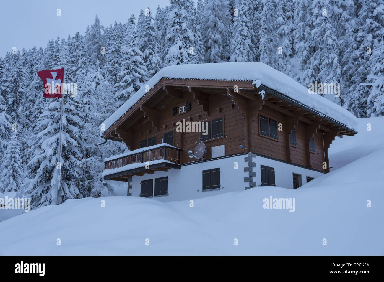 Swiss chalet flag -Fotos und -Bildmaterial in hoher Auflösung – Alamy