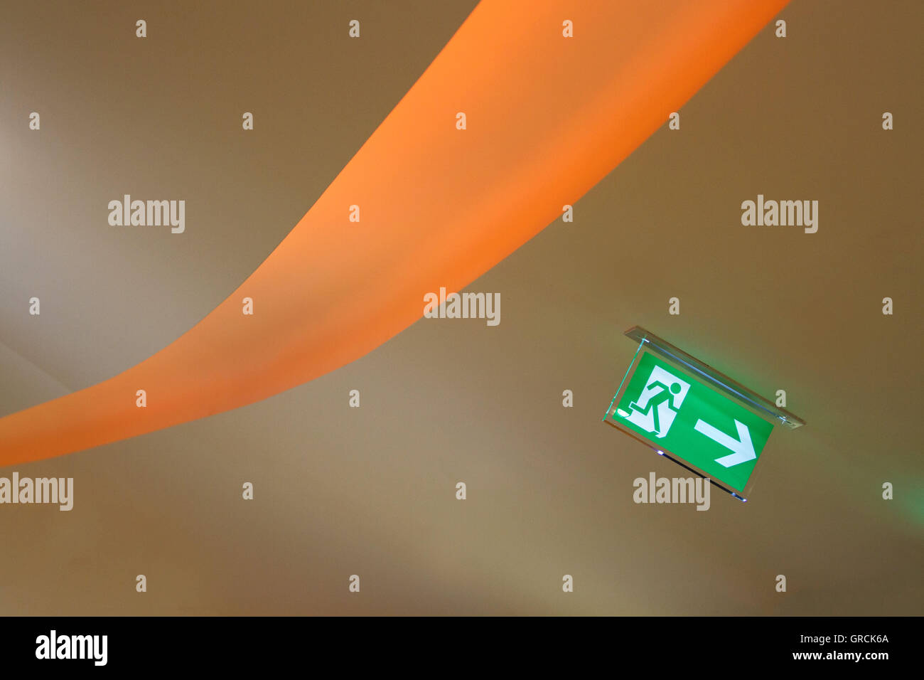 Pfeil grün gebogen -Fotos und -Bildmaterial in hoher Auflösung – Alamy