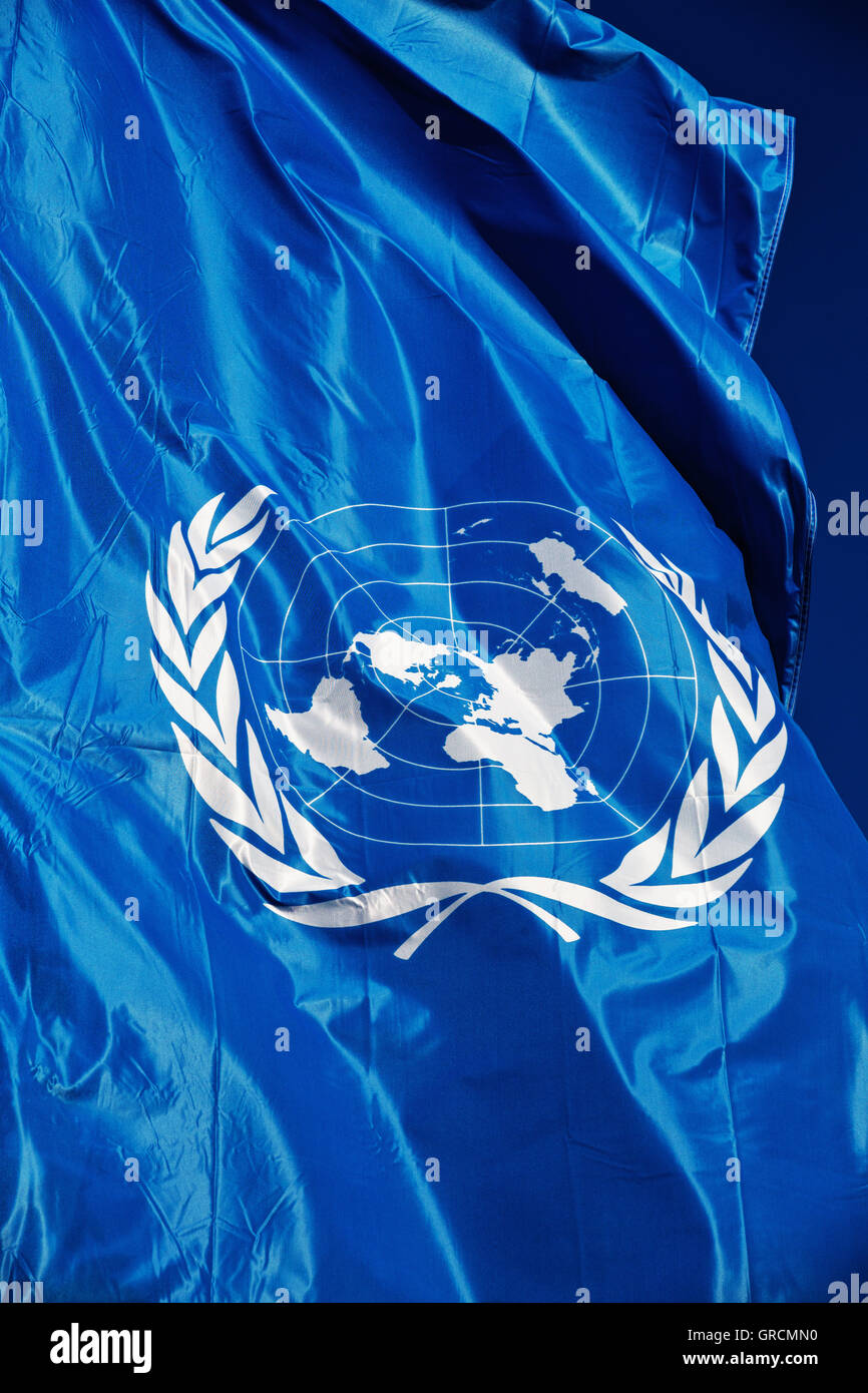 United nations flag blowing -Fotos und -Bildmaterial in hoher Auflösung – Alamy