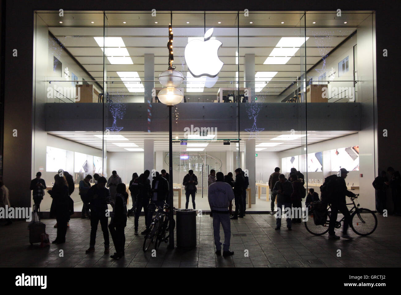 Gruppe von Menschen, die mit Hot-Spot auf einen Apple Store In München ...