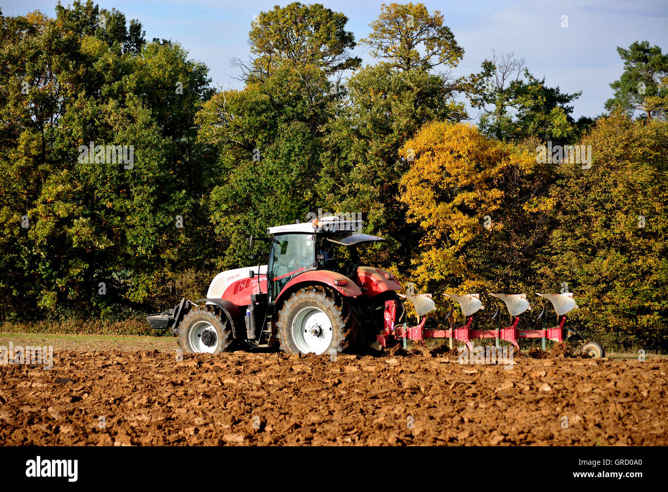 Traktor und Pflug Stockfotos und -bilder Kaufen - Alamy