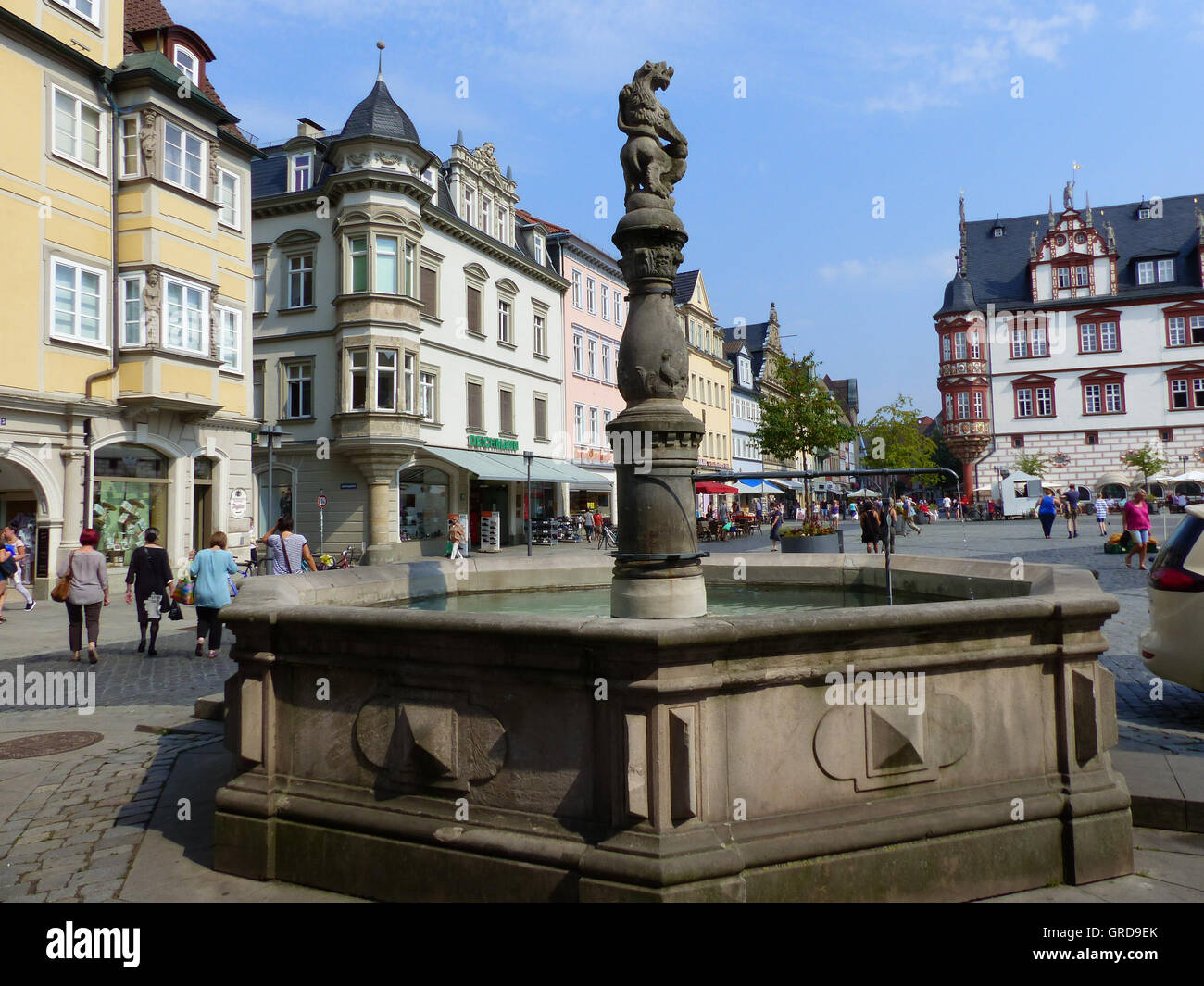Marktplatz mit marktbrunnen -Fotos und -Bildmaterial in hoher Auflösung ...