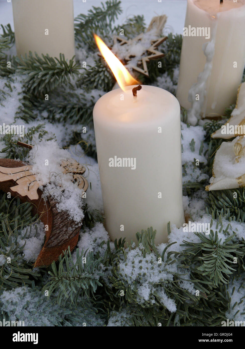 Advent Dekoration im Freien, Kranz mit brennenden Kerzen ...