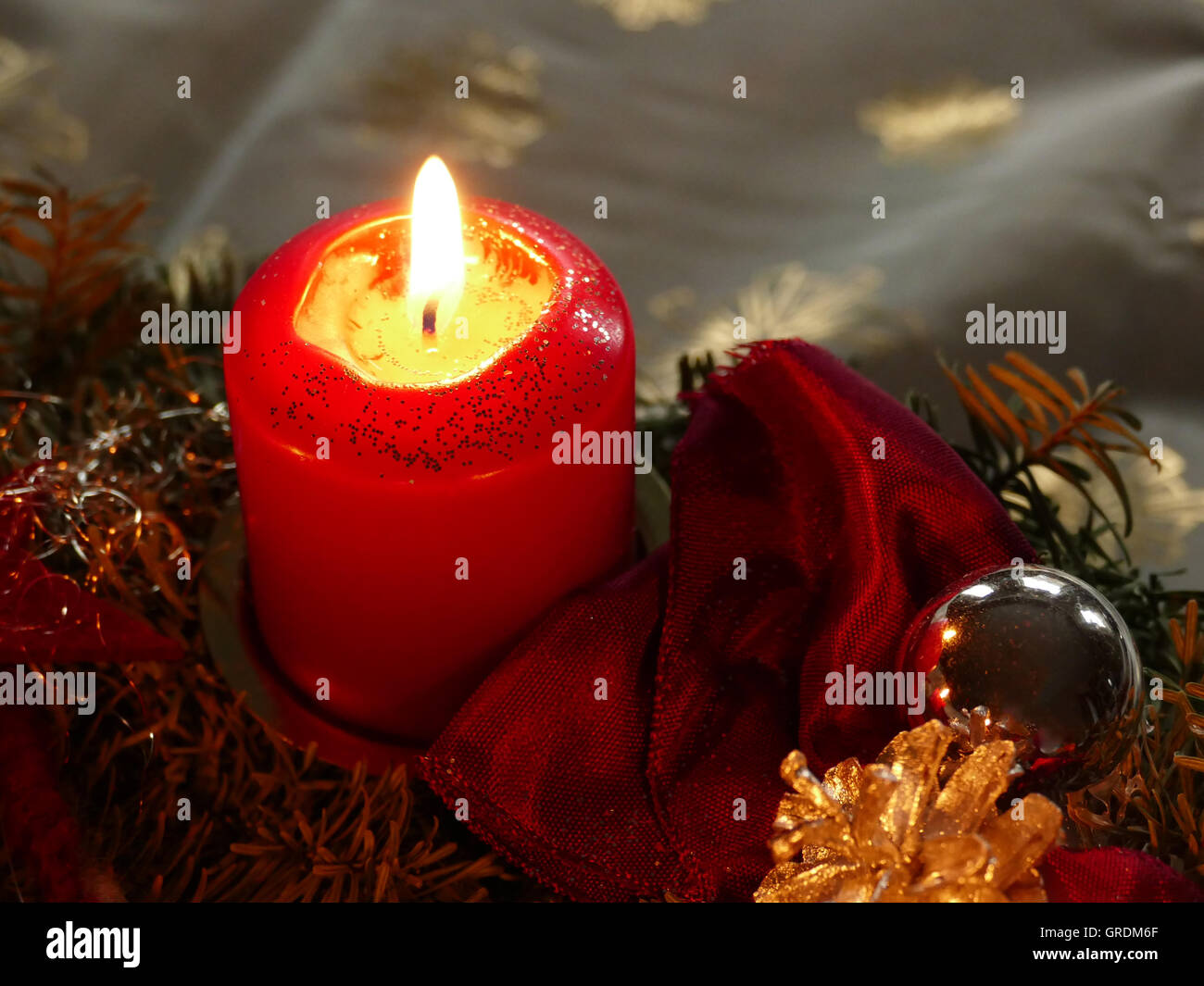 Der erste Advent, brennende Kerze Stockfotografie - Alamy