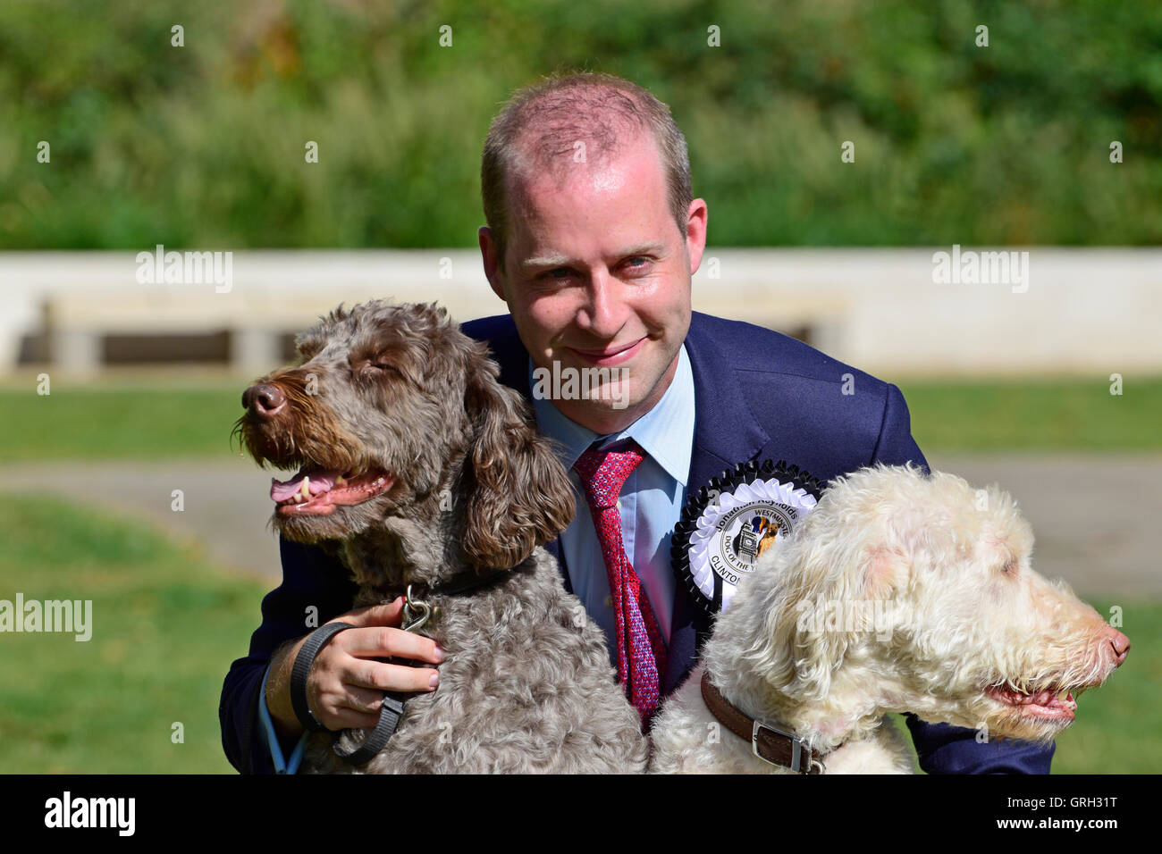 Stalybridge und hyde mp jonathan reynolds -Fotos und -Bildmaterial in ...