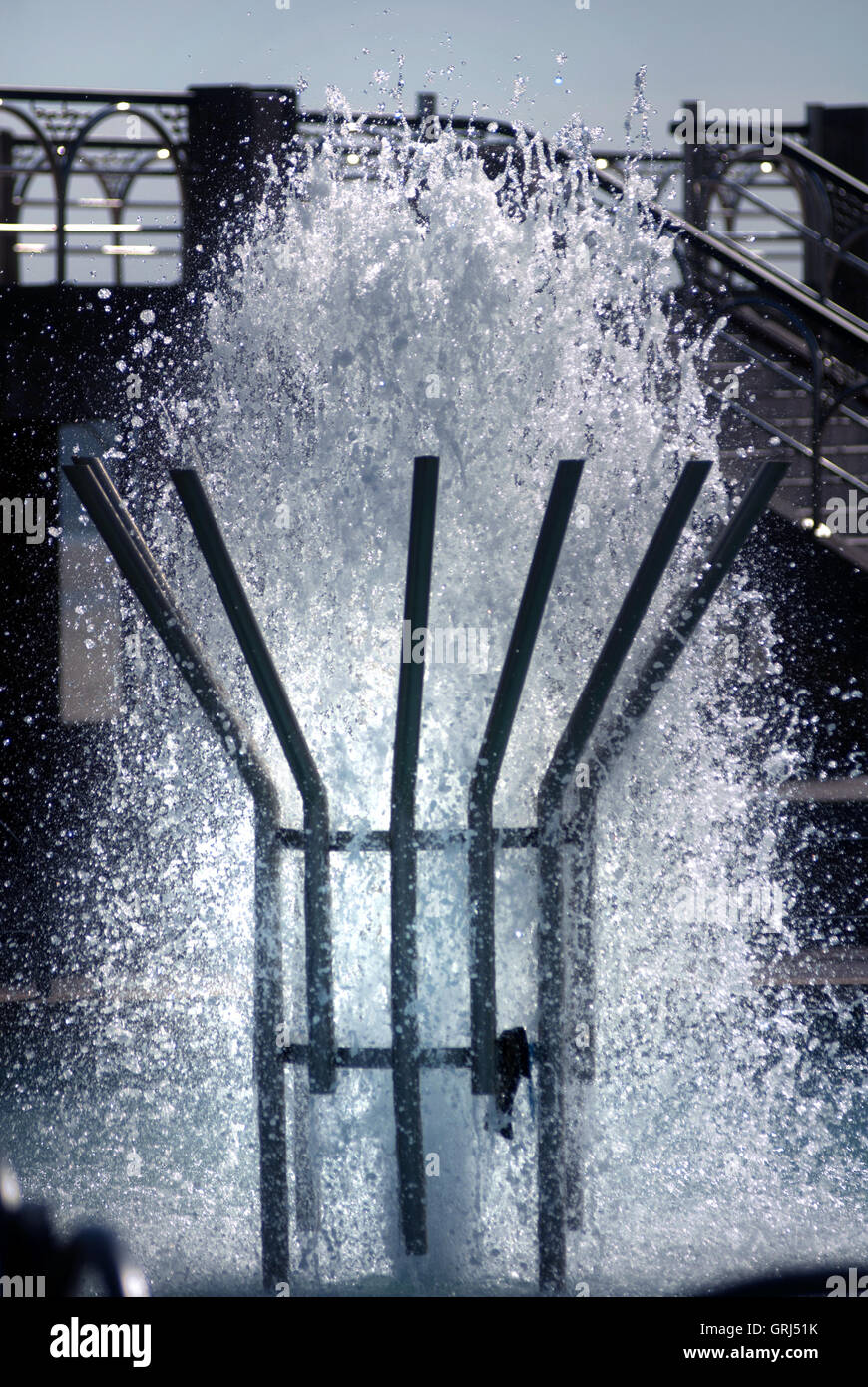 Spritzender springbrunnen -Fotos und -Bildmaterial in hoher Auflösung ...