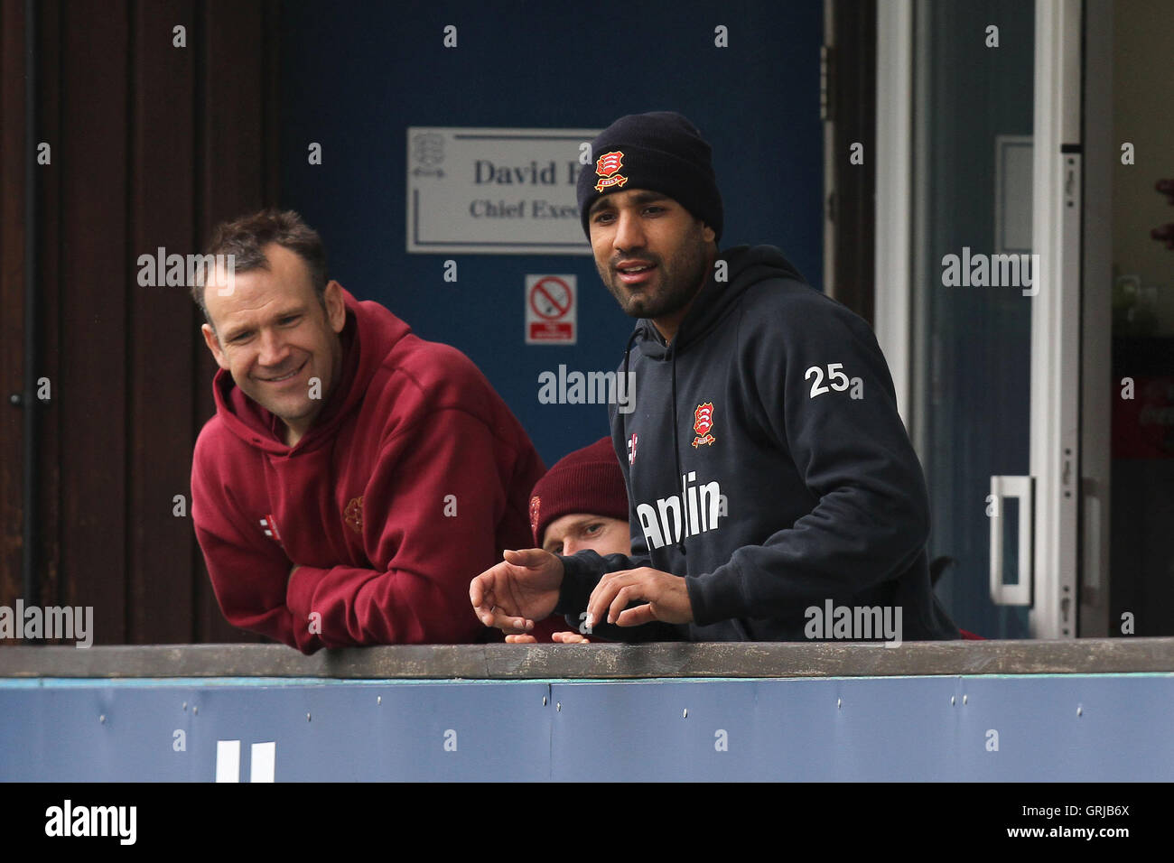 Ravi Bopara of Essex und England (R) und James Middlebrook von ...