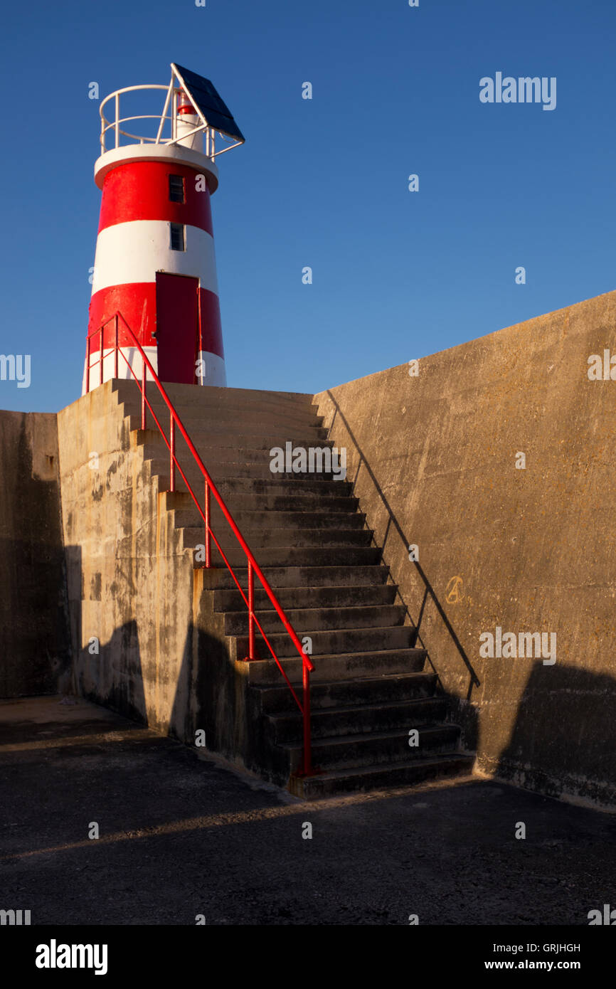 Rot-weiß gestreifte Leuchtturm am Baleeira Fischereihafen, Sagres ...