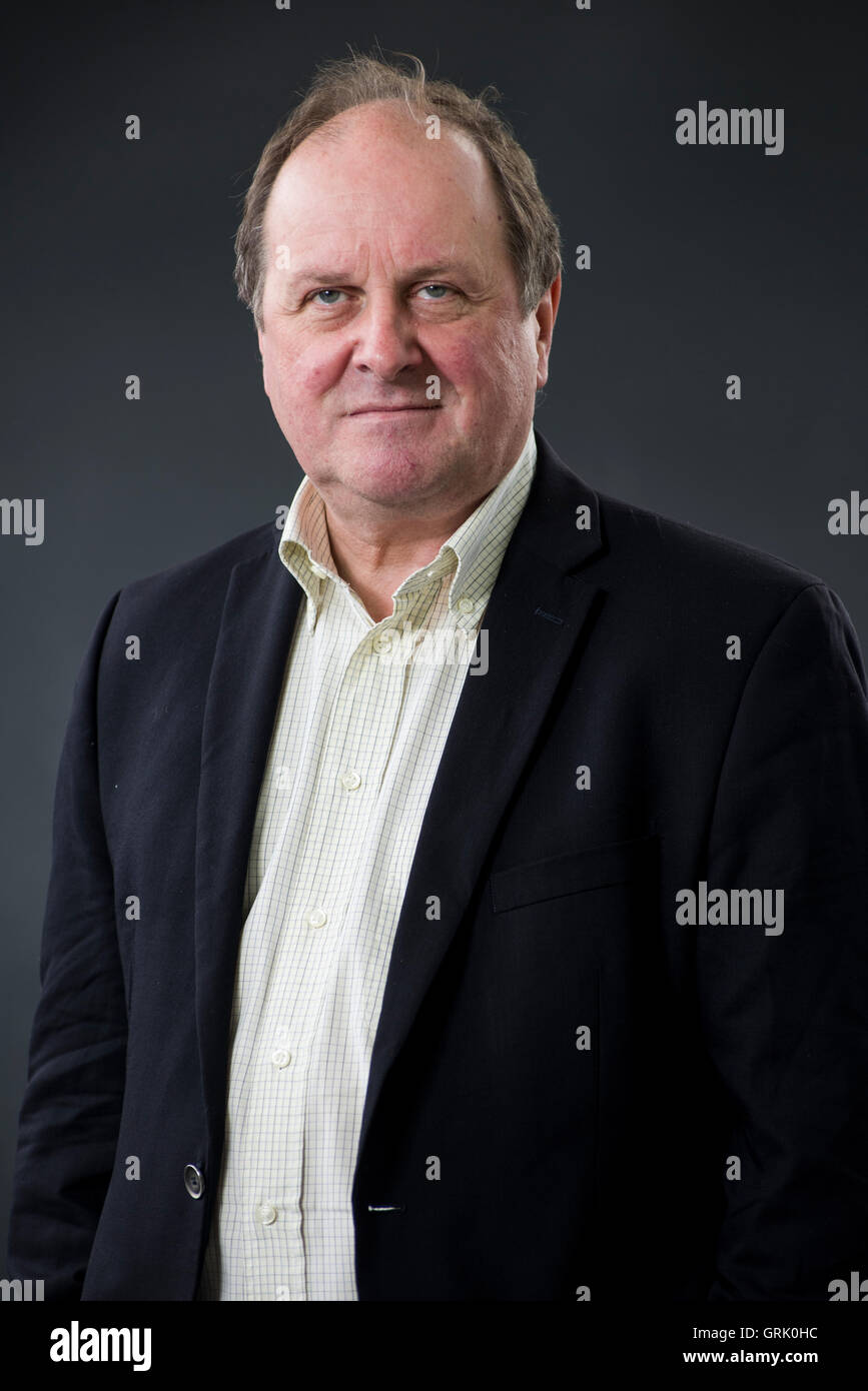 Britische Radio- und Nachrichten-Moderatorin für die BBC James Naughtie ...