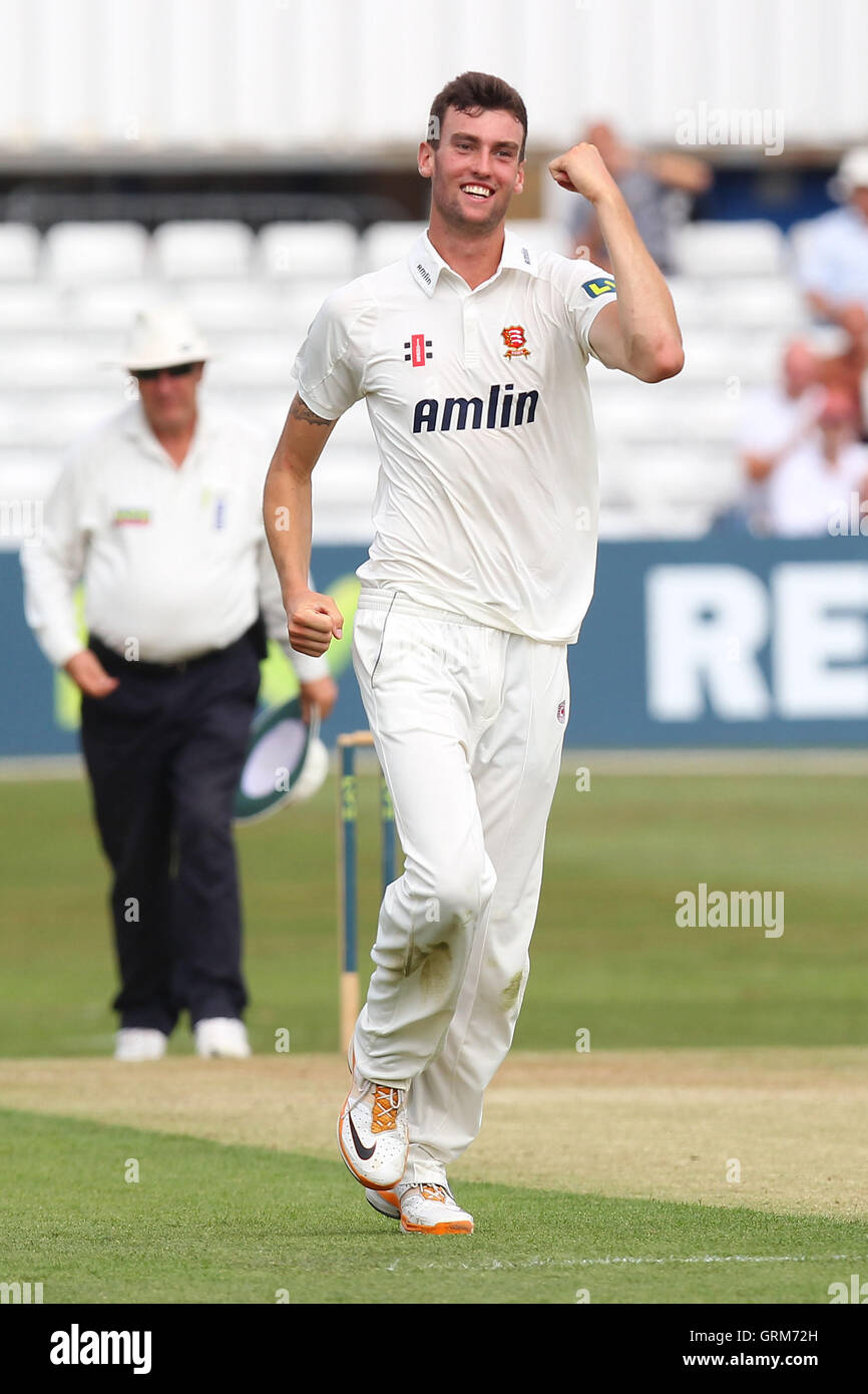 Reece Topley von Essex feiert das Wicket von Jack Shantry - Essex CCC ...