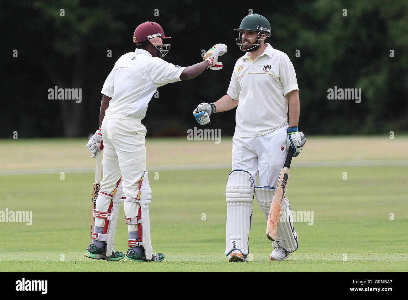 Matthew Tarr des Gidea Park (R) ist auf seine fünfzig von Jamal Francis ...