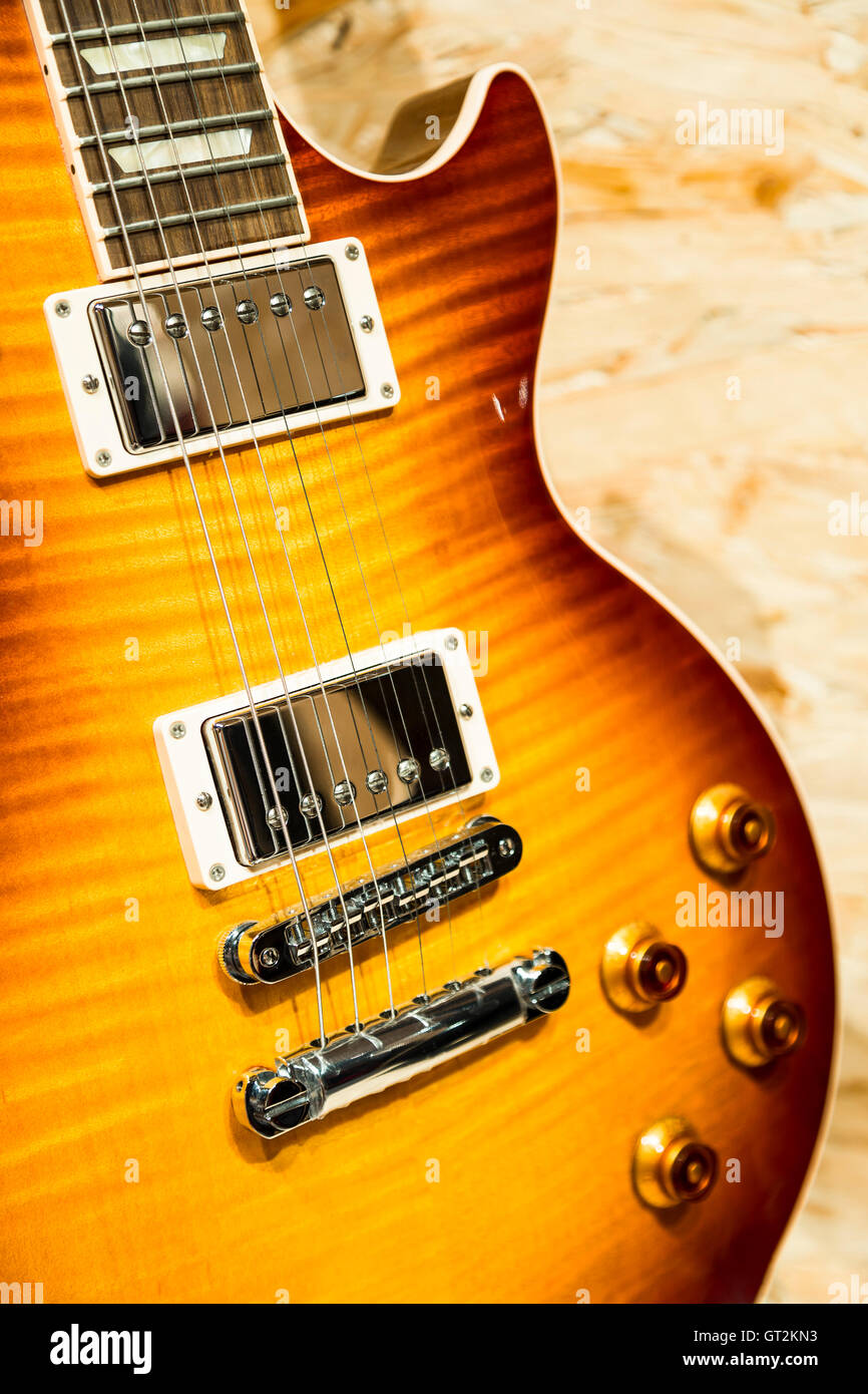 Goldene gitarren -Fotos und -Bildmaterial in hoher Auflösung – Alamy