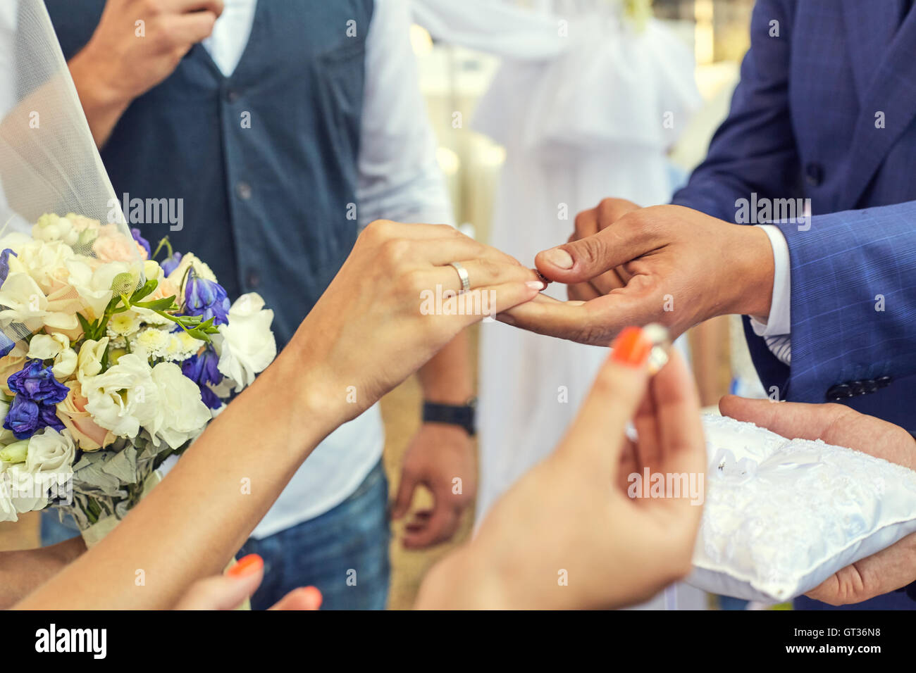 Hände mit Ringen Bräutigam Braut Finger golden Ring aufsetzen ...