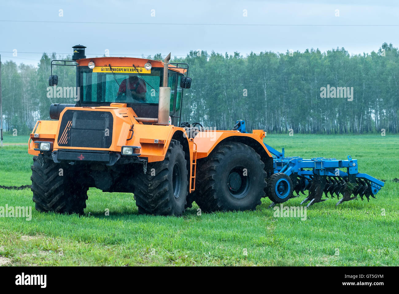 Moderner industrieller traktor -Fotos und -Bildmaterial in hoher ...
