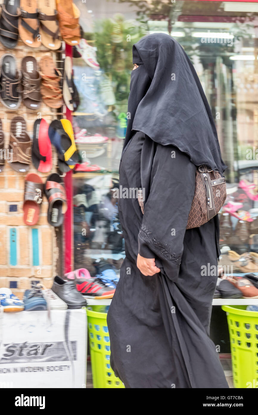 Woman wearing burka chador in -Fotos und -Bildmaterial in hoher ...