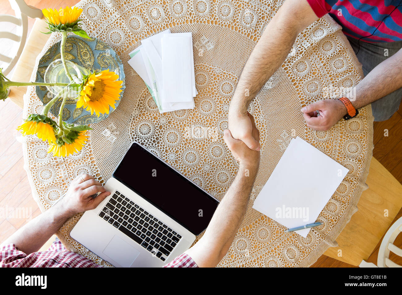 Vereinbarung kamerad -Fotos und -Bildmaterial in hoher Auflösung – Alamy